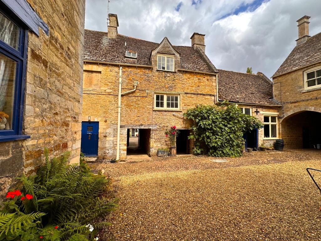 Main Street, Southwick, Peterborough 2 bed maisonette - £850 pcm (£196 pw)