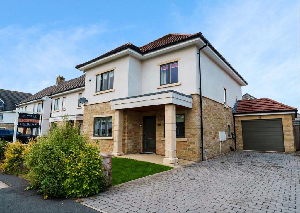 Allerton Grove, Leeds LS17 4 bed detached house for sale - £675,000