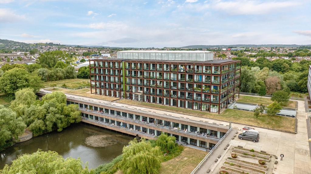 Lake Shore Drive, Bristol, BS13 2 bed apartment - £240,000