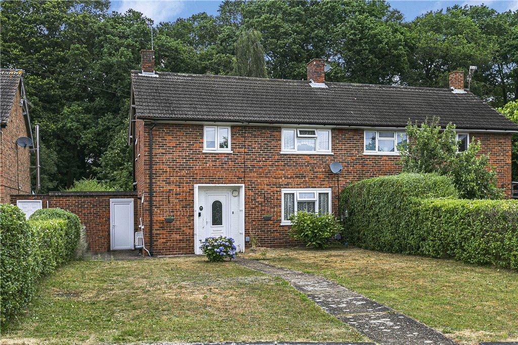 Queen Elizabeth Way Woking Surrey Gu22 2 Bed Semi Detached House For