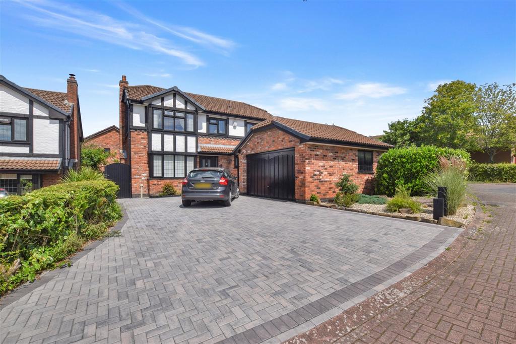 Long Spinney, Runcorn 4 bed detached house - £385,000