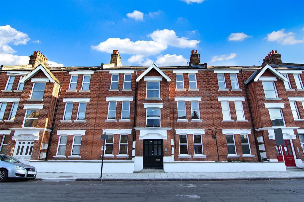 Bavent Road, London, SE5 9RY 2 bed flat - £2,100 pcm (£485 pw)