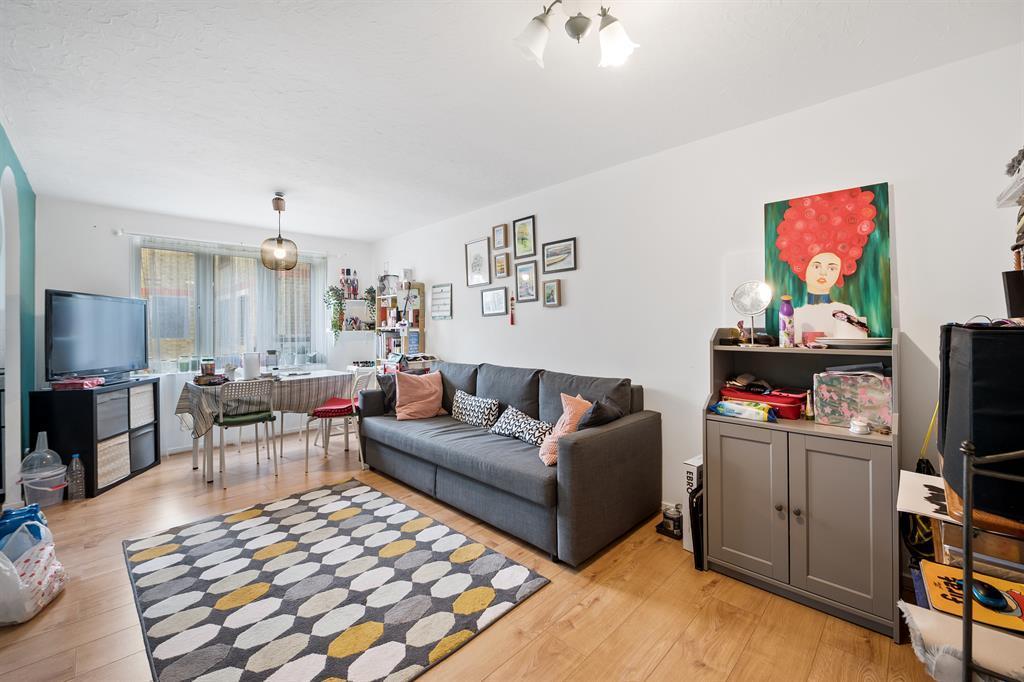 Riverside Close, London, E5 2 bed apartment - £1,850 pcm (£427 pw)