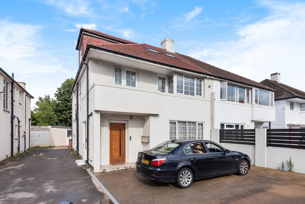 Beverley Way London SW20 3 bed flat - £2,250 pcm (£519 pw)