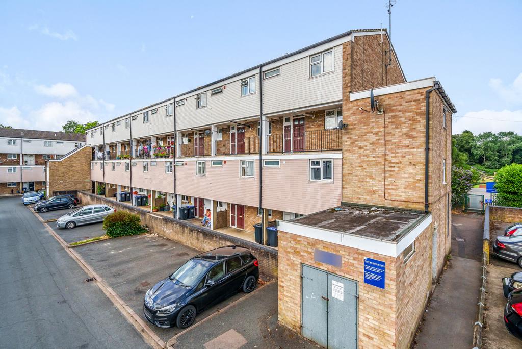Brookfield, Woking, GU21 2 bed maisonette - £265,000