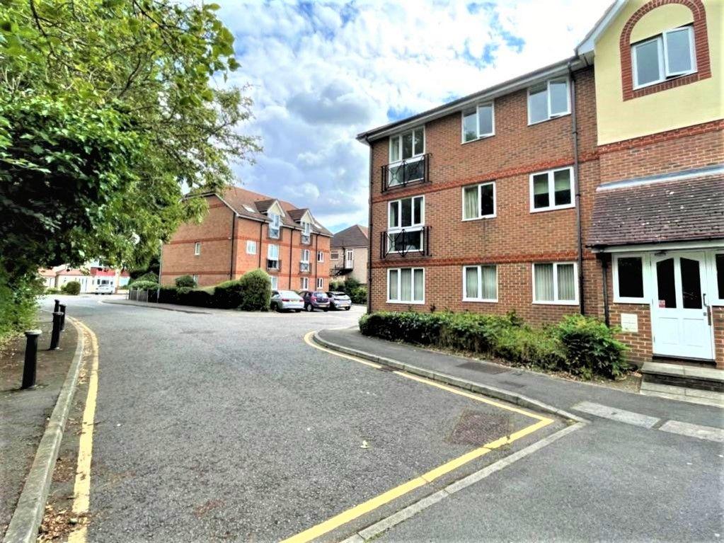 Abraham Court, St. Marys Lane, Upminster, RM14 2 bed flat for sale - £ ...