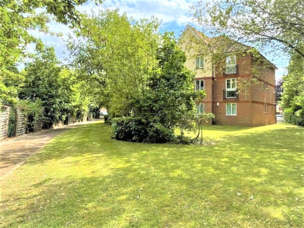 Abraham Court, St. Marys Lane, Upminster, RM14 2 bed flat for sale - £ ...