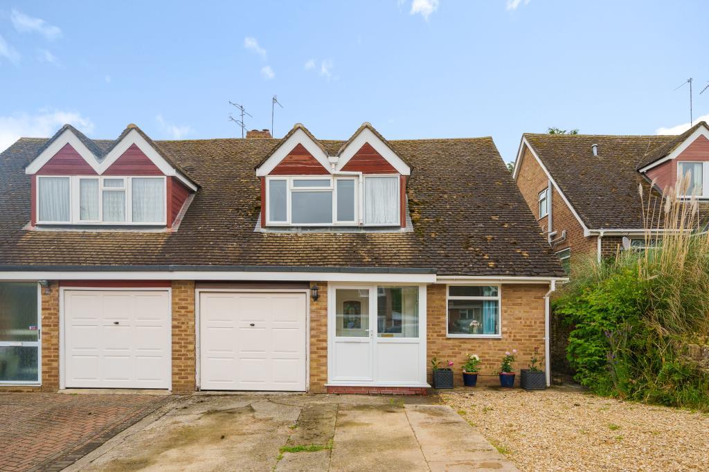 Chipping Norton, Oxfordshire, OX7 3 bed semi-detached house - £375,000