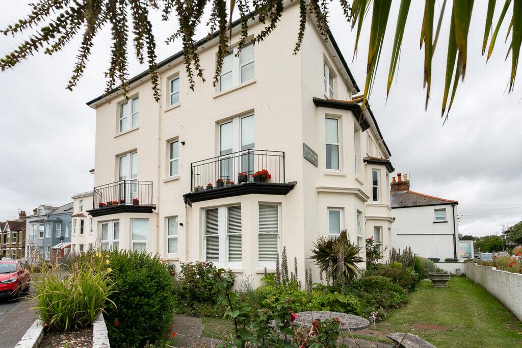 Stade Street, Hythe, CT21 2 bed flat - £244,000