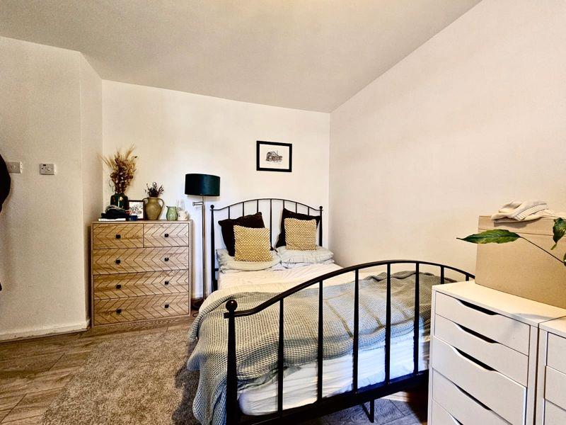 Overbury Street Clapton E5 3 bed duplex - £2,550 pcm (£588 pw)