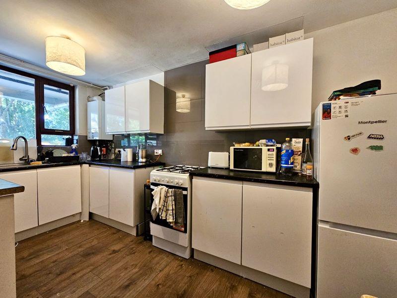 Overbury Street Clapton E5 3 bed duplex - £2,550 pcm (£588 pw)
