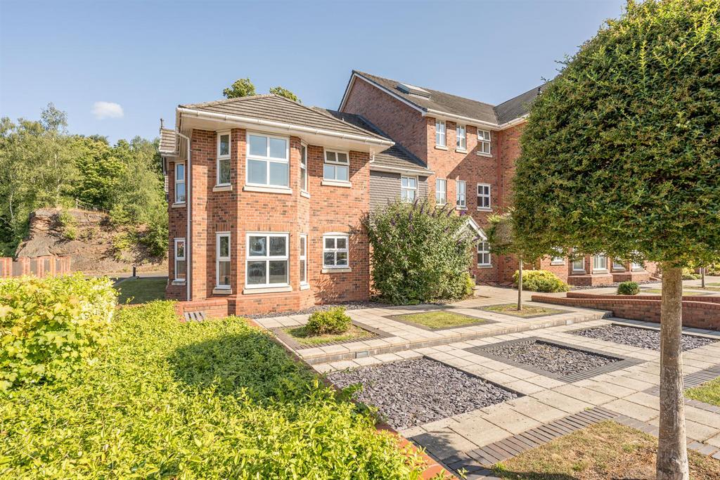 Crownoakes Drive, Wordsley, DY8 5SQ 2 bed apartment - £150,000