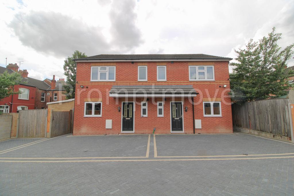 Holland Road Luton LU3 1JJ 3 bed semi-detached house - £1,550 pcm (£358 pw)