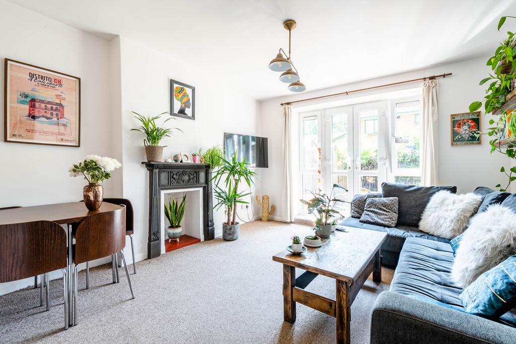 Lee Street, London E8 1 bed ground floor flat - £475,000