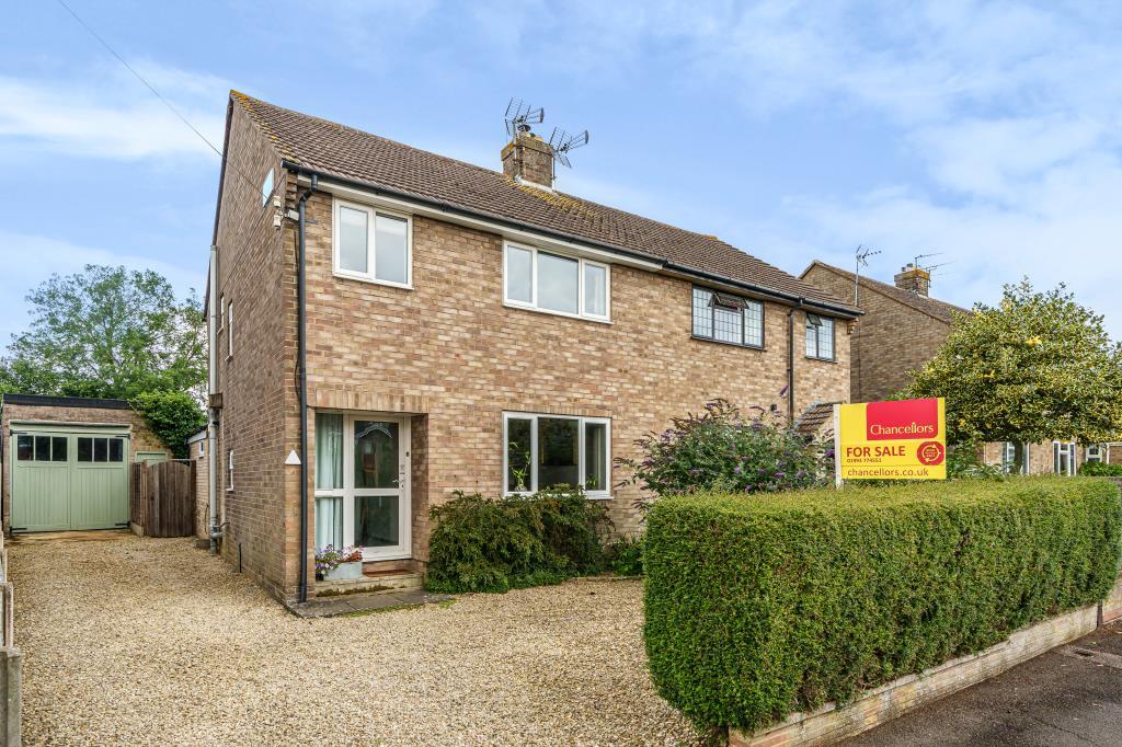 Witney, Oxfordshire, OX28 4 bed semi-detached house - £450,000