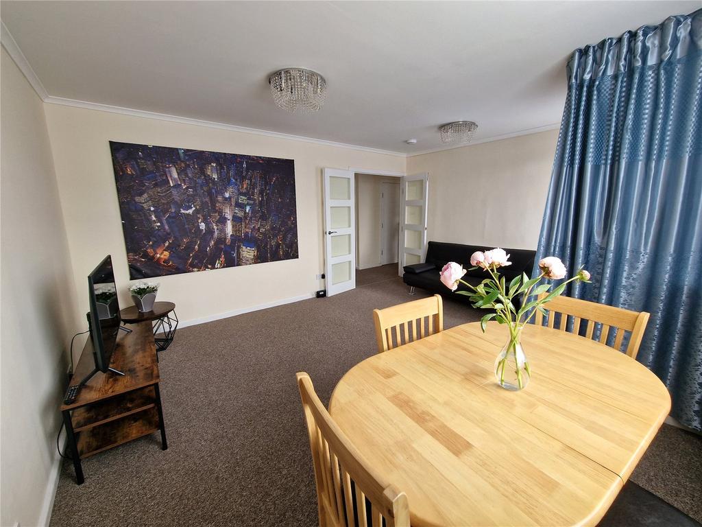 Bowes Road, London, N11 3 bed apartment - £1,900 pcm (£438 pw)