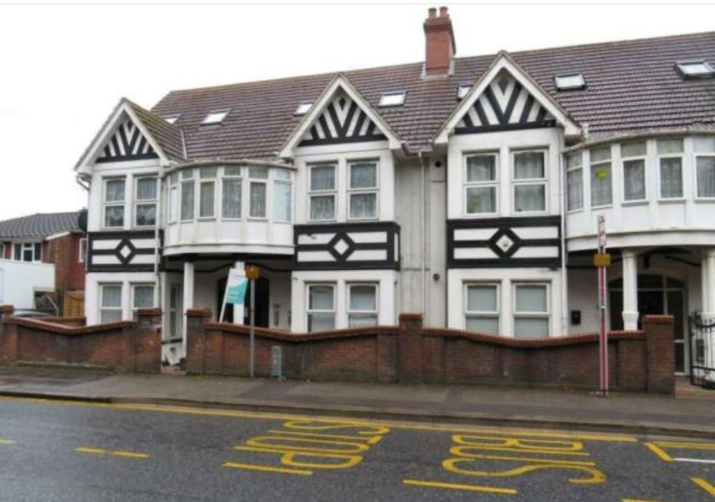 Flat 7, 9 Marsh Road, Luton... 1 bed block of apartments - £70,000