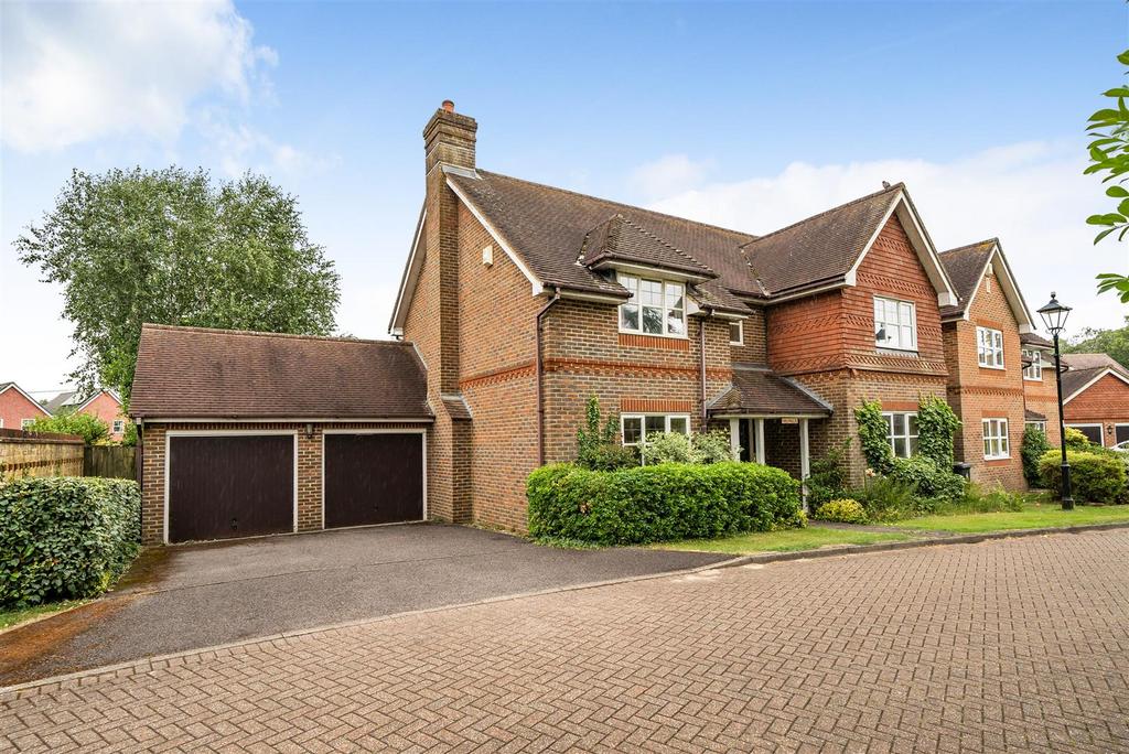 Childerstone Close, Liphook 4 bed detached house - £815,000