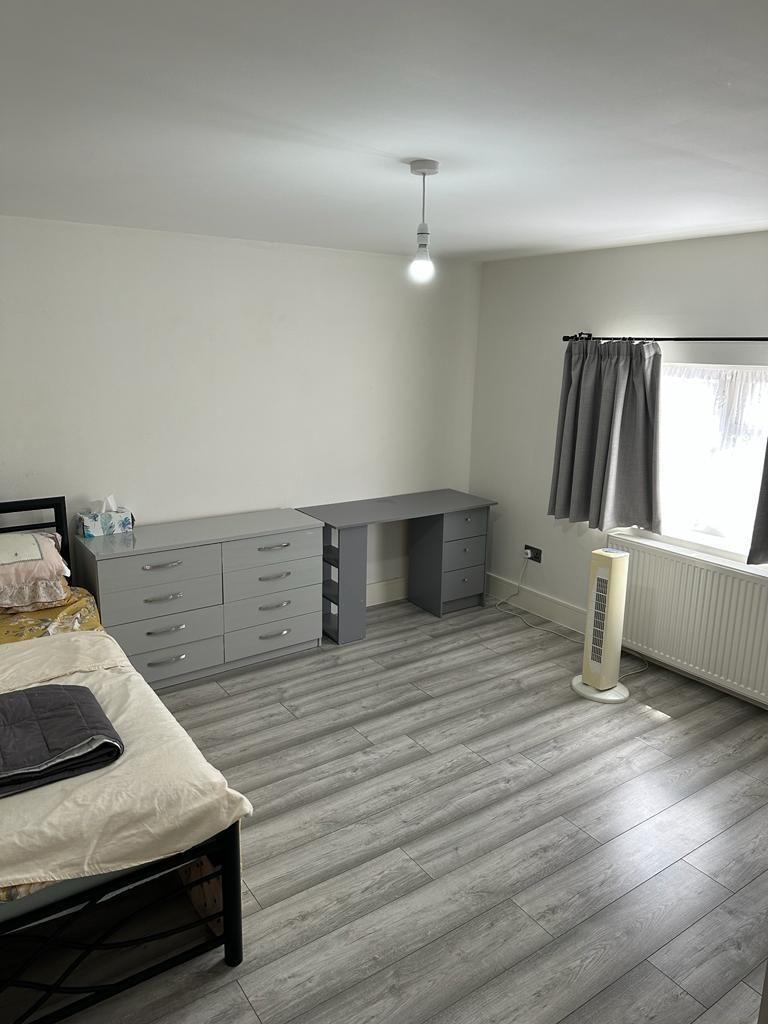 Greenford UB6 2 bed flat - £2,300 pcm (£531 pw)