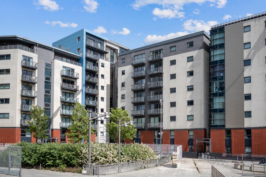 Meadowside Quay Square, Flat 4/1... 3 bed apartment - £199,000