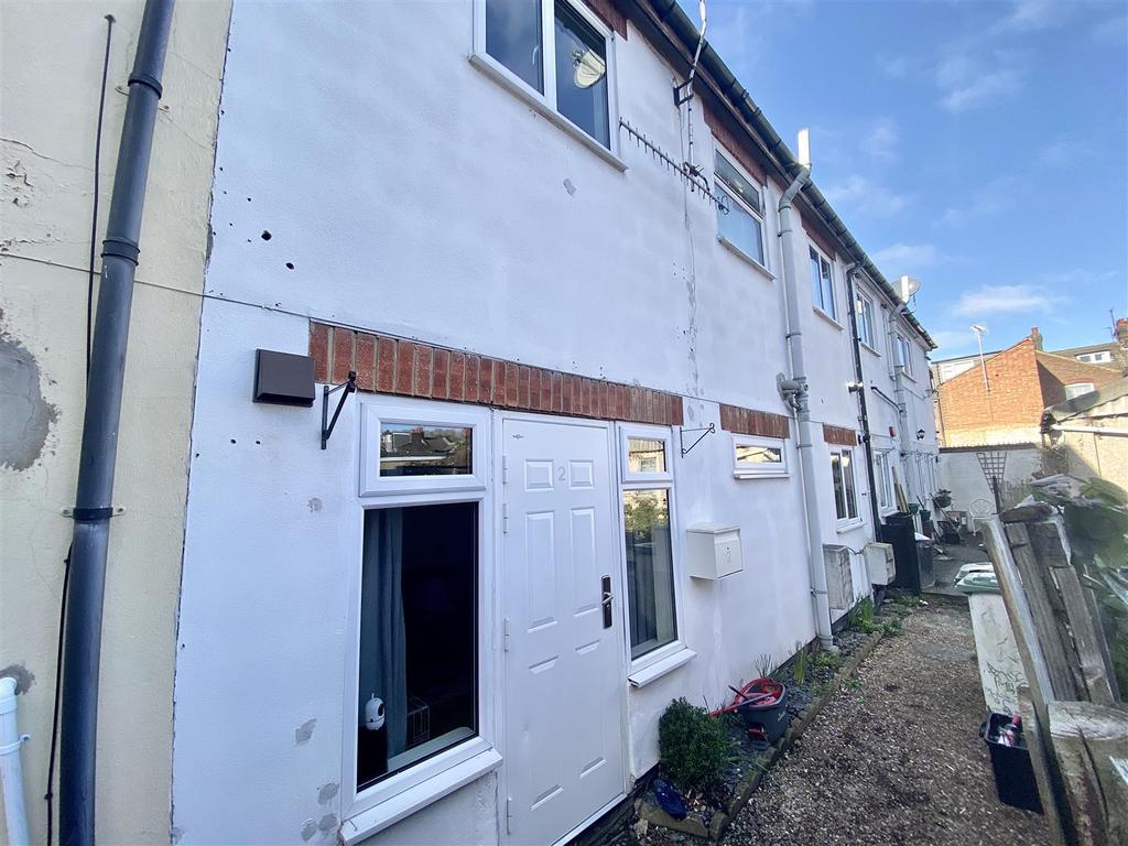 Frederick Street, Luton 2 bed mews - £1,050 pcm (£242 pw)