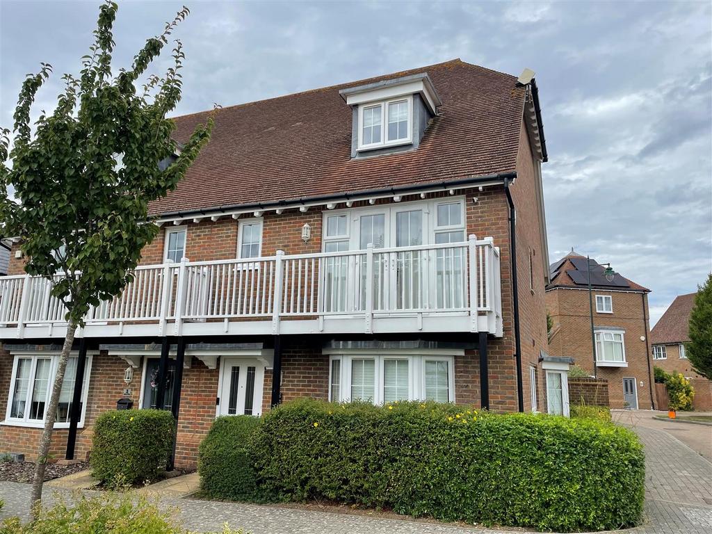 Holly Way, Kings Hill, ME19 4NS 4 bed semi-detached house - £540,000