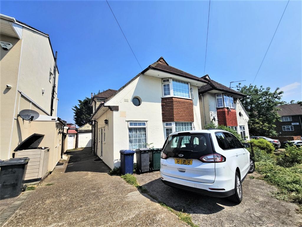 Edgware, HA8 8TT HA8 3 bed detached house - £680,000
