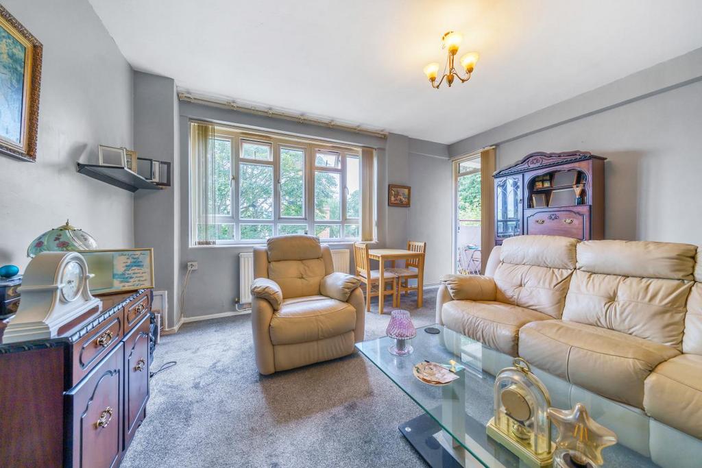 Albert Drive, Southfields 3 bed flat - £400,000