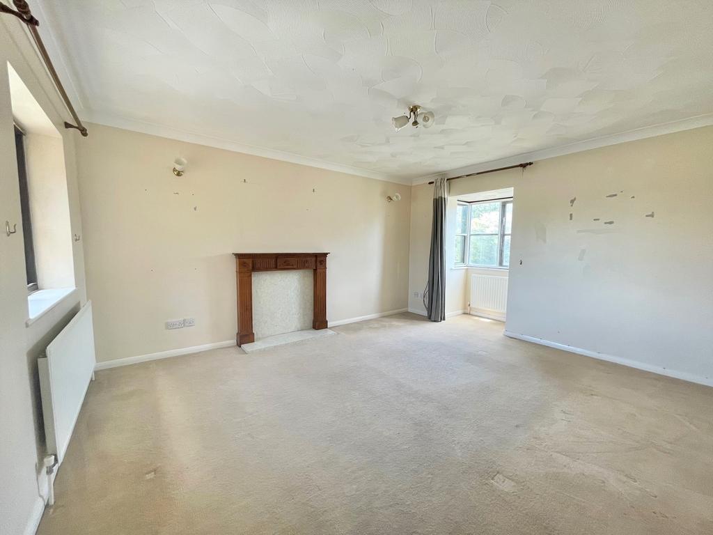 Clayfields, Peacehaven BN10 2 bed flat for sale - £210,000