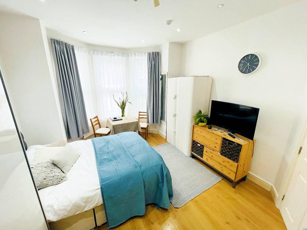 Woodlands Road, Harrow HA1 Studio - £1,300 pcm (£300 pw)