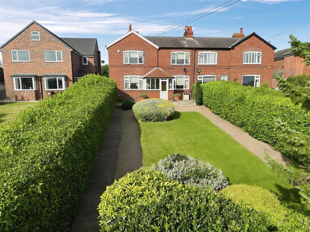 Selby Road, Garforth, Leeds 3 bed semi-detached house for sale - £315,000