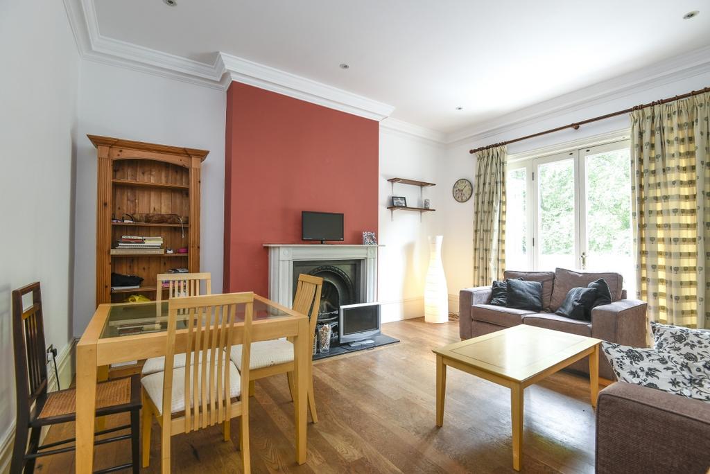 Albert Bridge Road Battersea SW11 3 bed flat - £3,250 pcm (£750 pw)