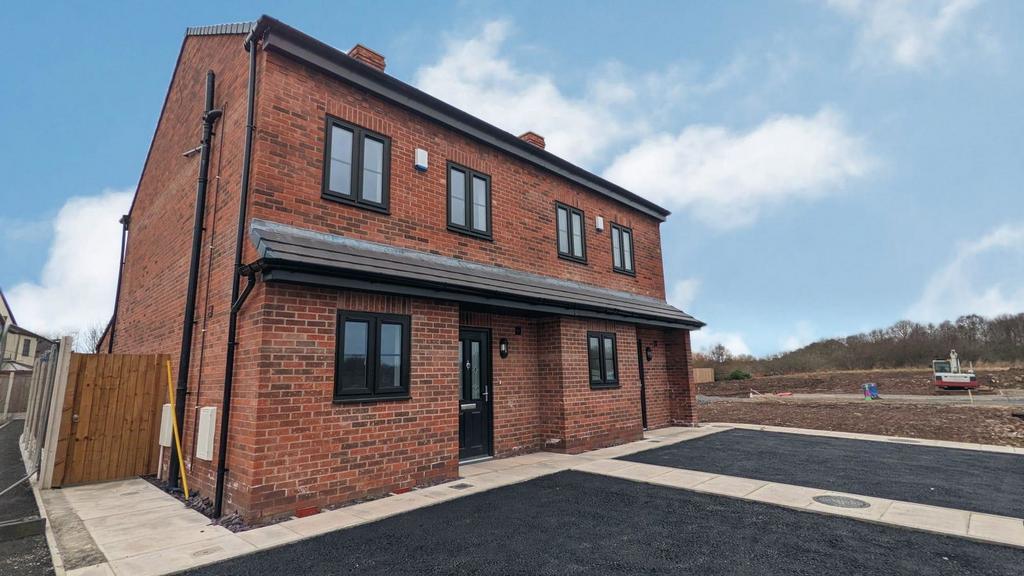 Bickershaw Lane, Wigan WN2 4 bed semi-detached house - £225,000