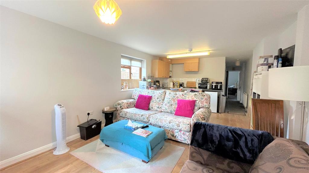 Guildford Road, Frimley Green, Camberley, Surrey, GU16 2 bed apartment ...