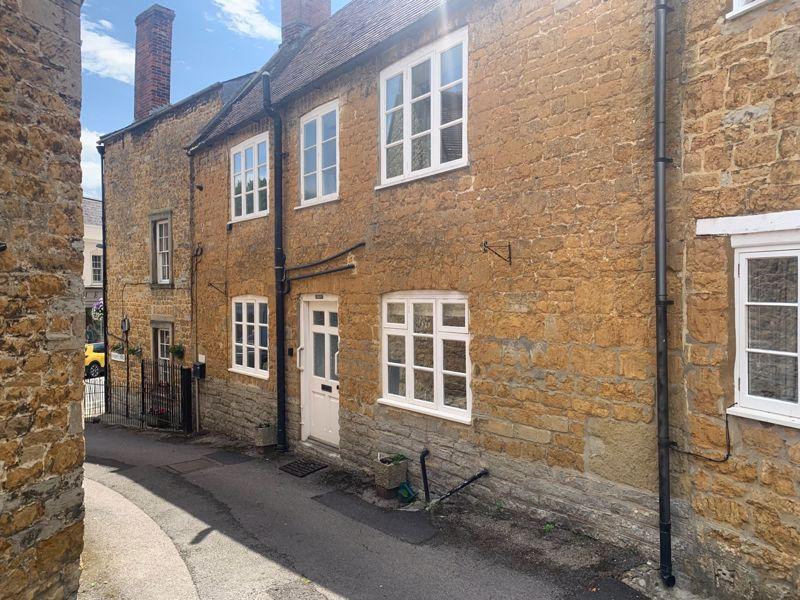 Just off the High Street, Castle Cary 2 bed townhouse - £300,000