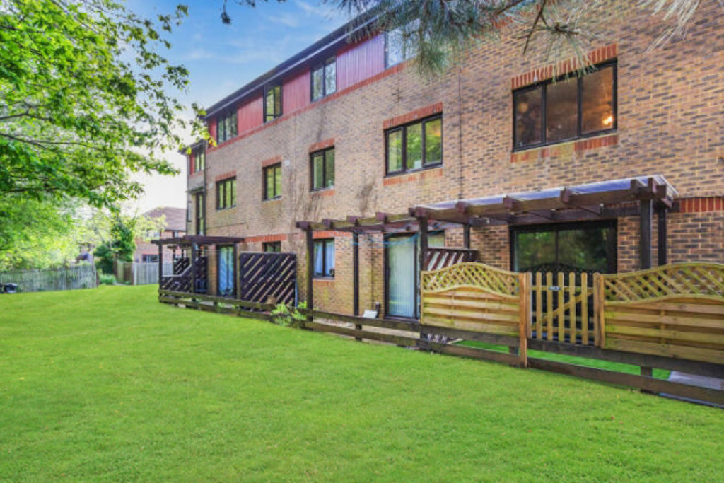 Oakside Court, Horley, Surrey, RH6 2 bed flat - £230,000