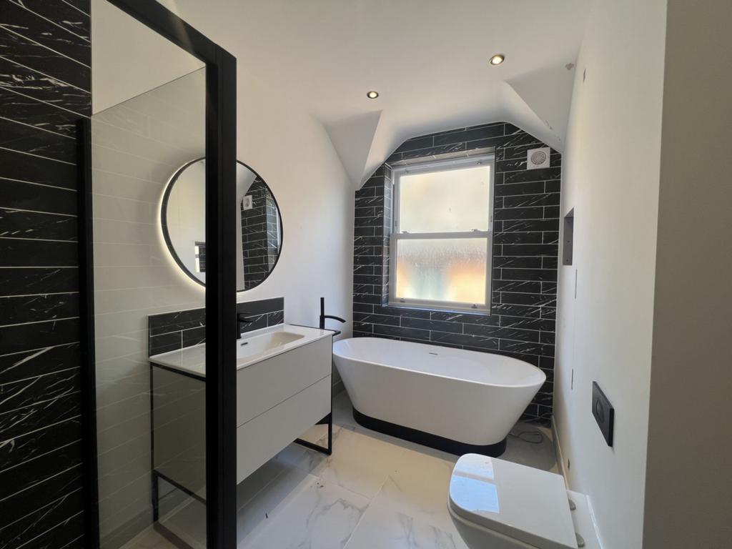 Trinity Road, Folkestone, CT20 2 bed apartment to rent - £1,300 pcm (£ ...
