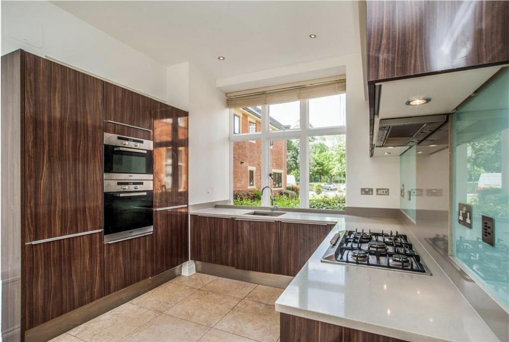 Royal Connaught Drive, Bushey WD23 1 bed apartment - £1,600 pcm (£369 pw)