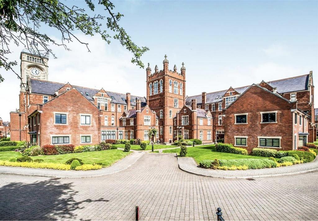Royal Connaught Drive, Bushey WD23 1 bed apartment - £1,600 pcm (£369 pw)