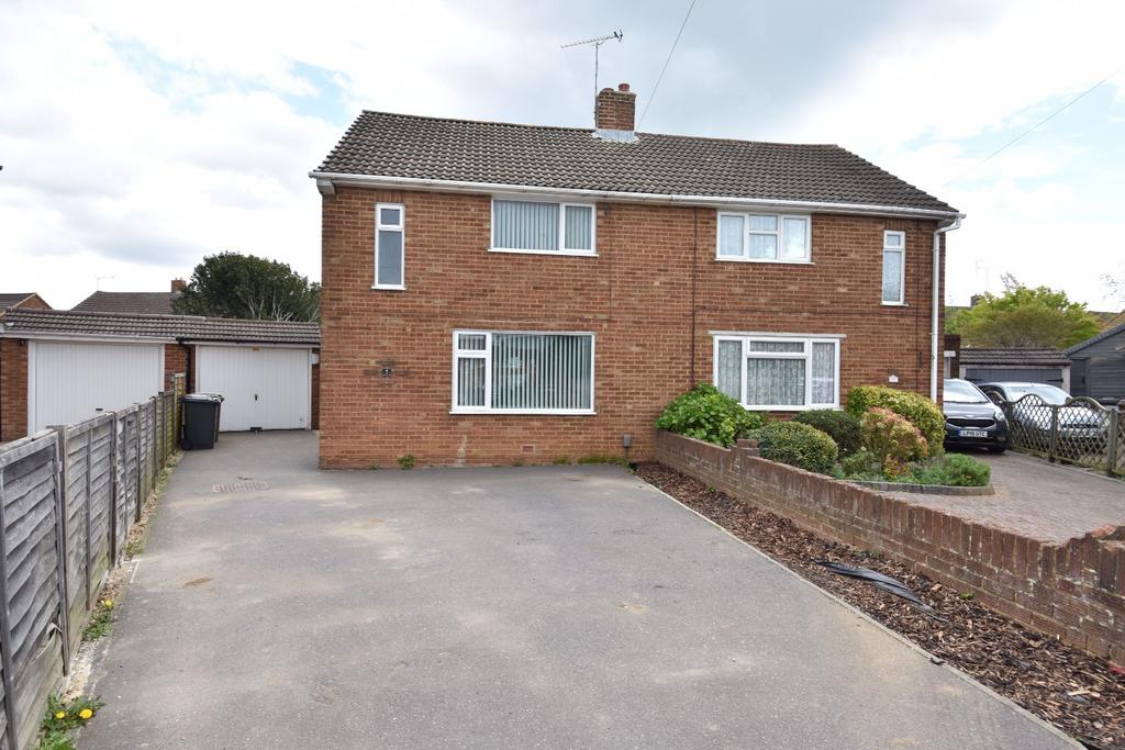 Nethercott Close, Luton... 3 bed semi-detached house - £1,400 pcm (£323 pw)
