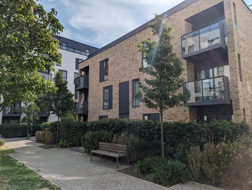 Garfield Road, Addlestone, Surrey, KT15 1 bed apartment - £239,950