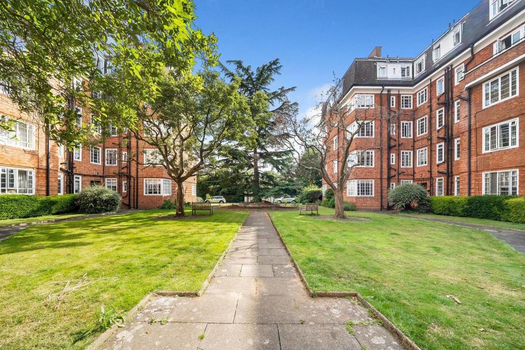 Sutton Court Road, Chiswick 1 bed flat - £425,000