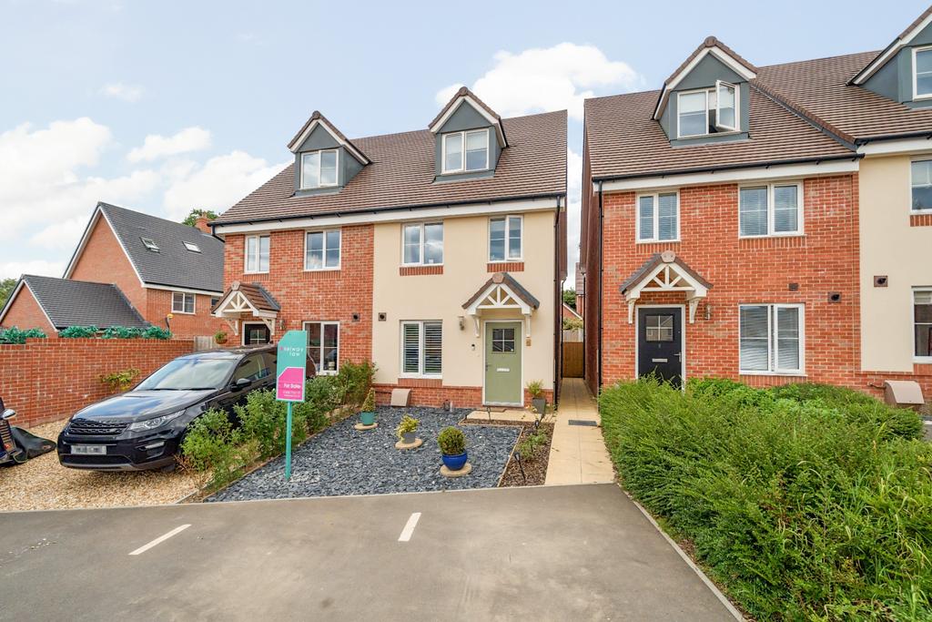 Liphook 3 bed semi-detached house - £425,000