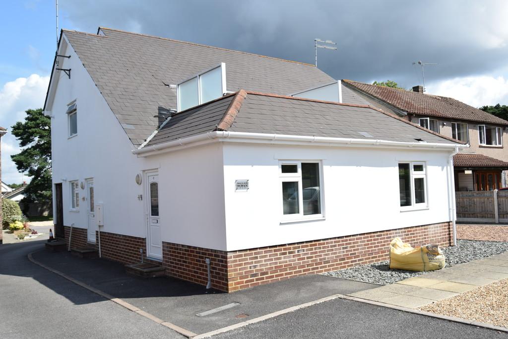 Ferndown, Dorset 2 bed ground floor flat - £1,200 pcm (£277 pw)