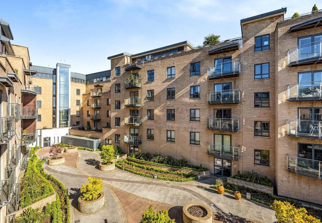 Trinity Gate, Epsom Road, Guildford, GU1 2 bed flat - £2,250 pcm (£519 pw)