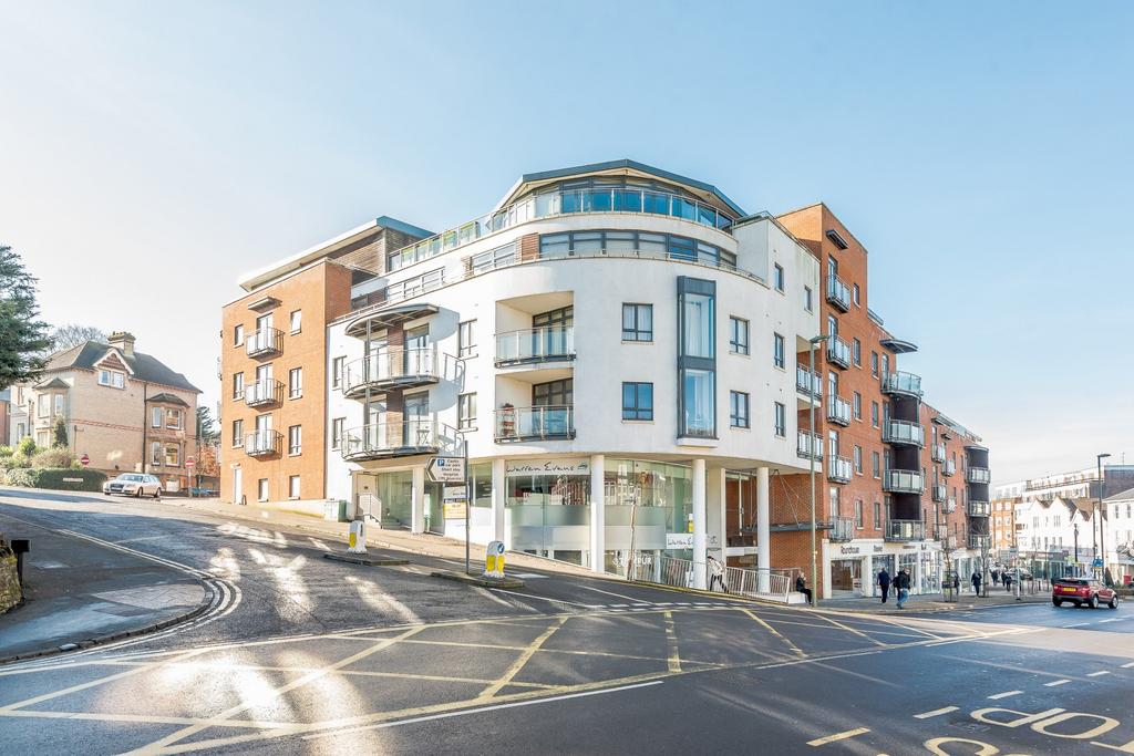 Trinity Gate, Epsom Road, Guildford, GU1 2 bed flat - £1,950 pcm (£450 pw)