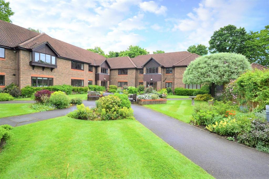 Edgeborough Court, Upper Edgeborough... 2 bed apartment - £1,500 pcm (£ ...