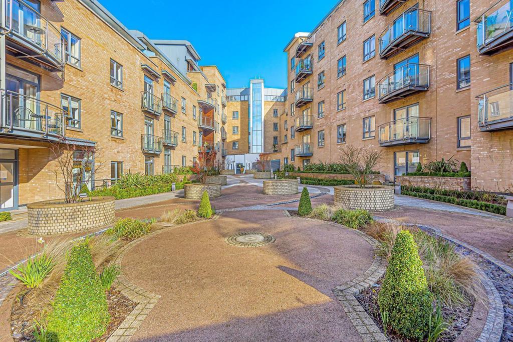 Trinity Gate, Epsom Road, Guildford, GU1 2 bed flat to rent - £1,895 ...
