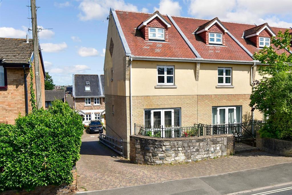 Fife Court, Newport Road, Cowes, Isle... 4 bed end of terrace house - £ ...