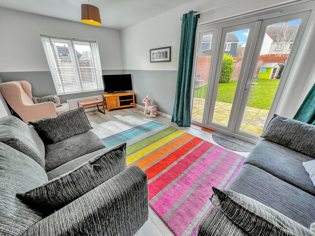Lincoln Gardens, Bridgefield, TN25 7FX 3 bed semi-detached house - £ ...